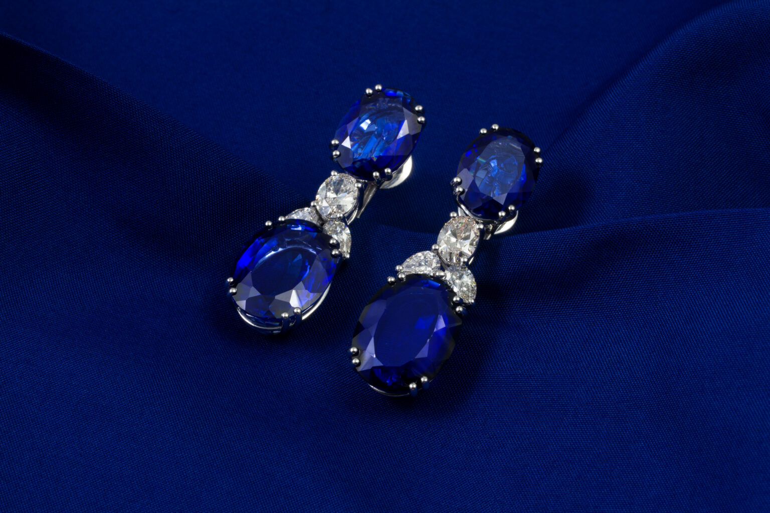 Best Background Color for Jewelry Displays: Tips & Tricks